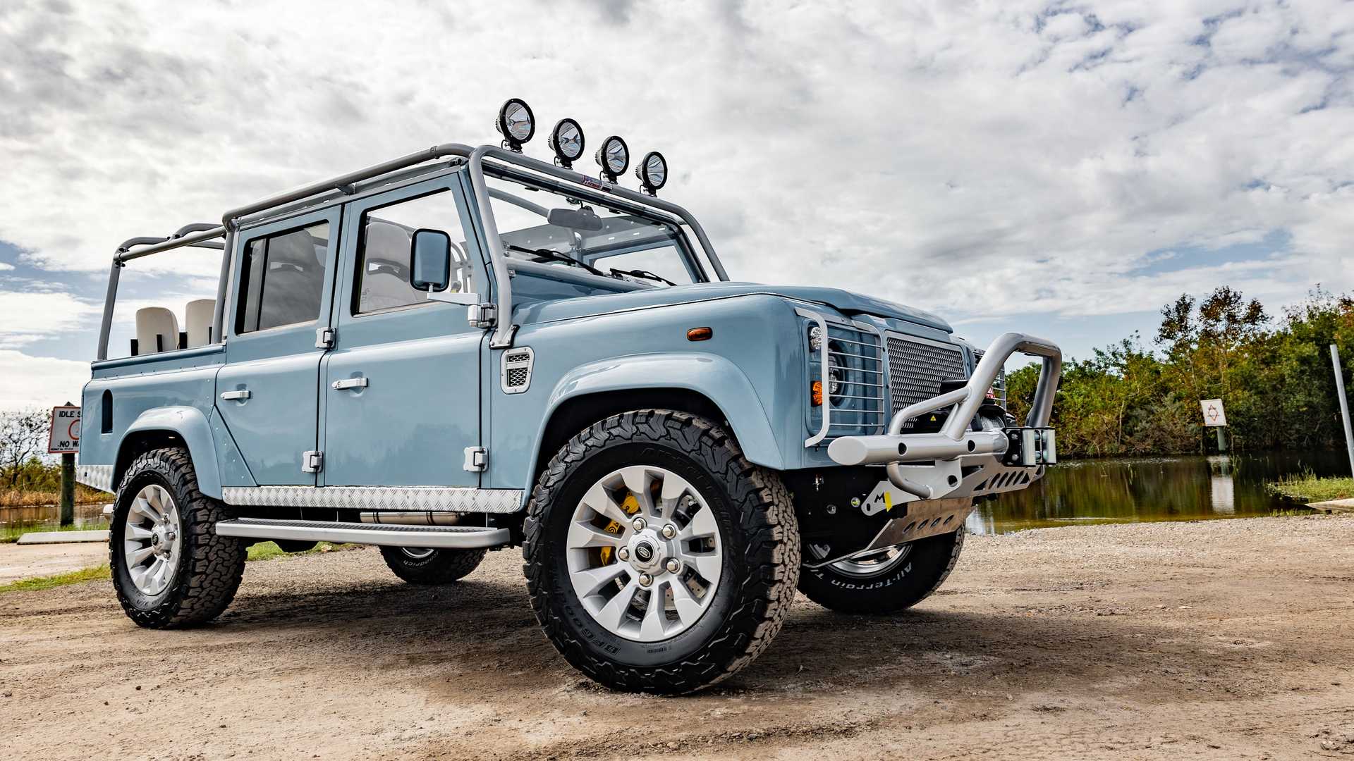 Phục dựng Land Rover Defender nhưng là với màu sơn Porsche
